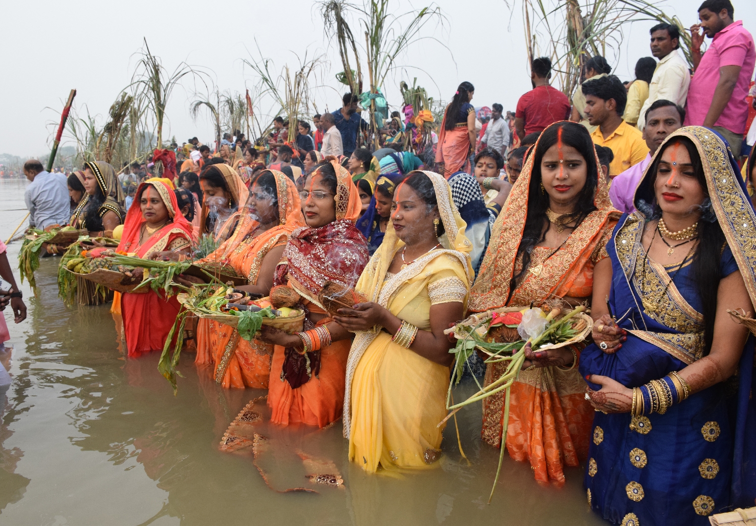 Chhath puja : नदी में उतरा आस्‍था का सैलाब, फोटो में देखें गोरखपुर में ...