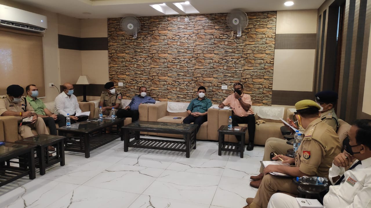 Varanasi Cantt Station नई व्‍यवस्‍था लागू होने से पहले जिलाधिकारी ने ...