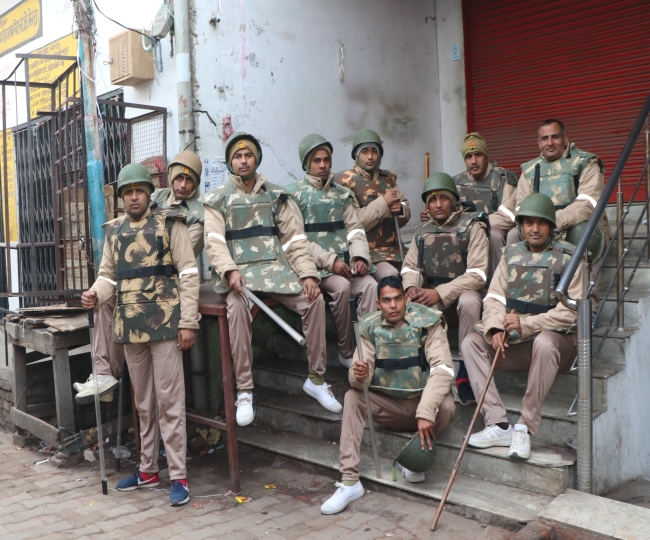 CAA Protest : हापुड़ रोड से एल ब्‍लॉक तिराहे तक रास्‍ता बंद, दो पूर्व ...
