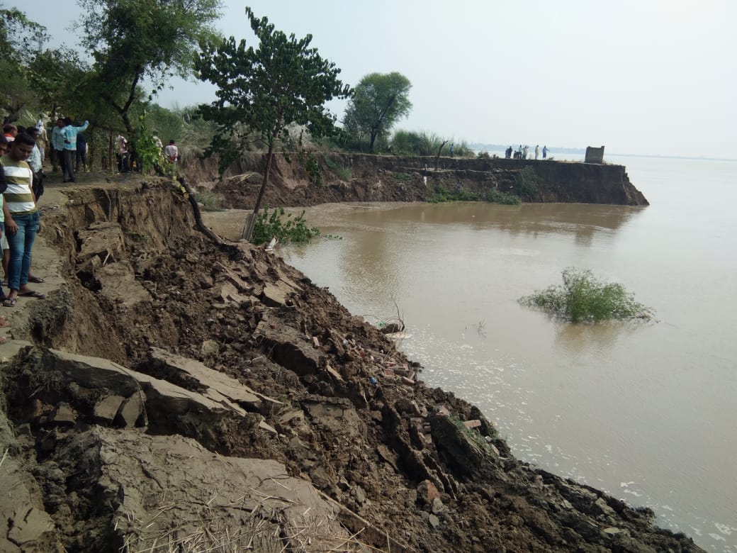 बलिया में गंगा की धाराओं ने कटान से मचायी तबाही, दो दर्जन से अधिक मकान ...