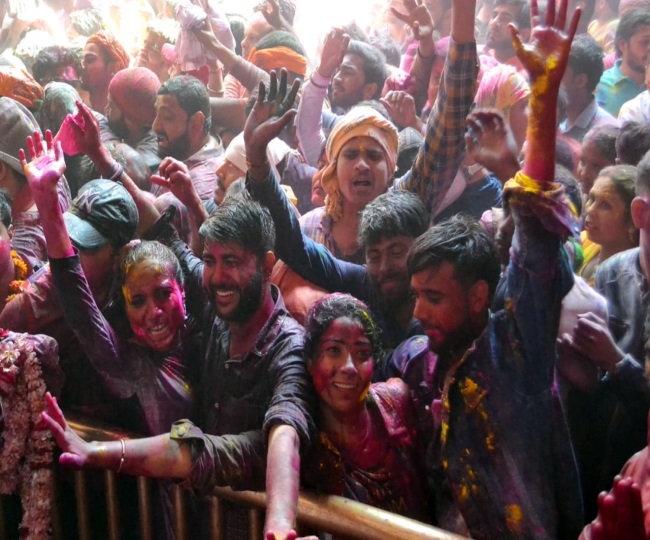 Holi 2020: न कोरोना की चिंता न भीगने का डर, भक्तों की मस्ती में ऐसा ...