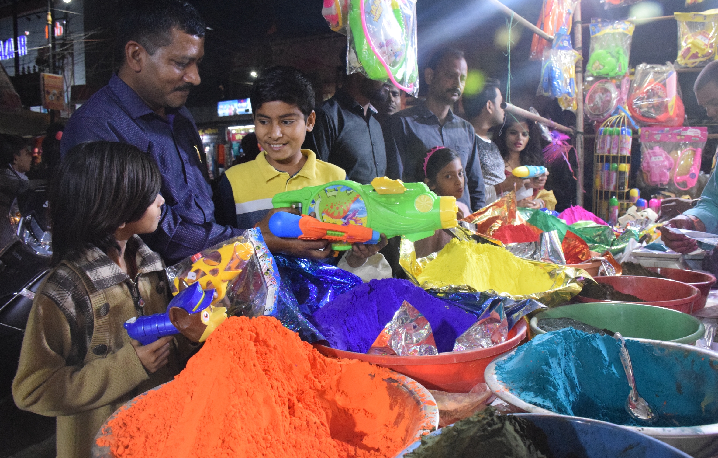 Holi 2020: बाजार में चाइनीज पिचकारियों को पछाड़कर भारतीय पिचकारियों ने ...