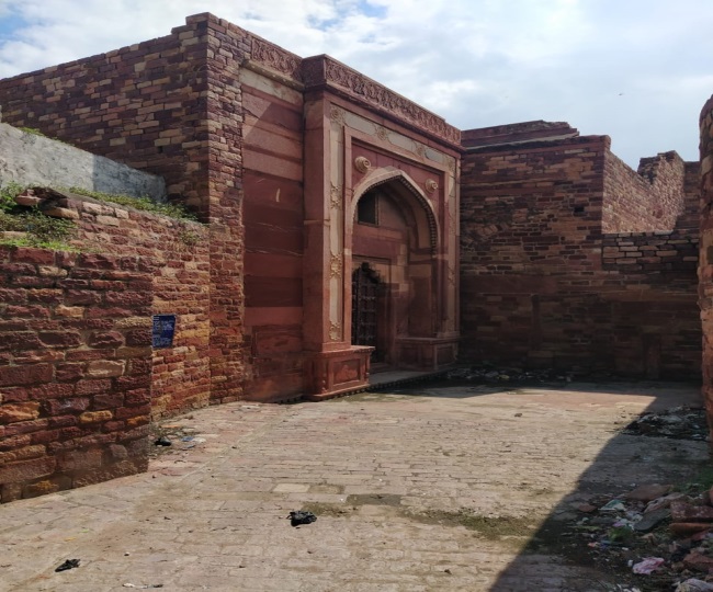 Birthday of Mugal Emperor: आगरा में 'कैद' में है मुगल शहंशाह की ...