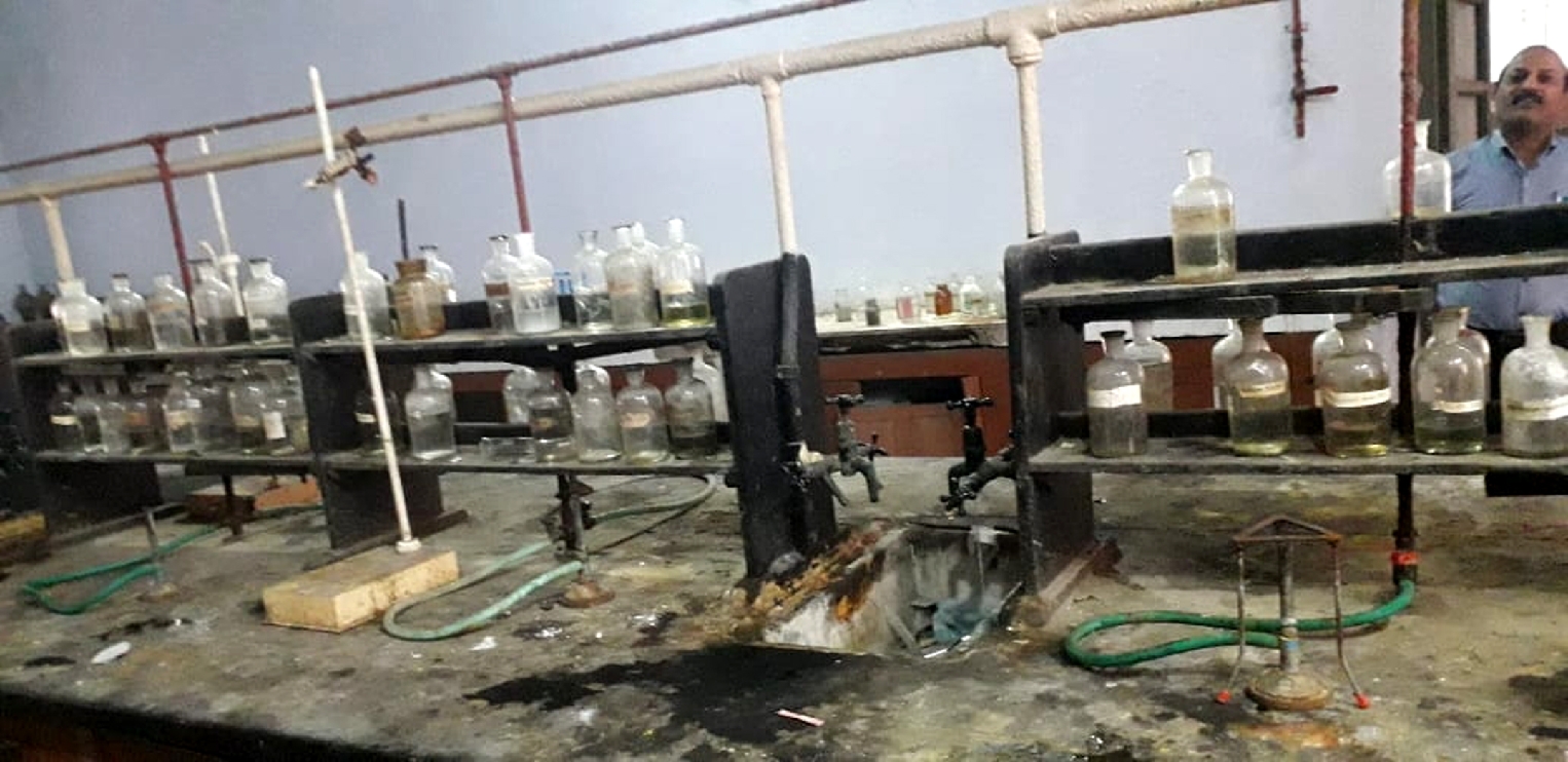 आप भी देखें, गोरखपुर विश्‍वविद्यालय का जर्जर लैब, जहां जंग लगे उपकरणों ...