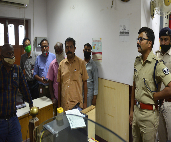 Bank Loot: मैनेजर को पिस्तौल तान ग्राहक से कटवाया DVR का तार, 5 मिनट ...