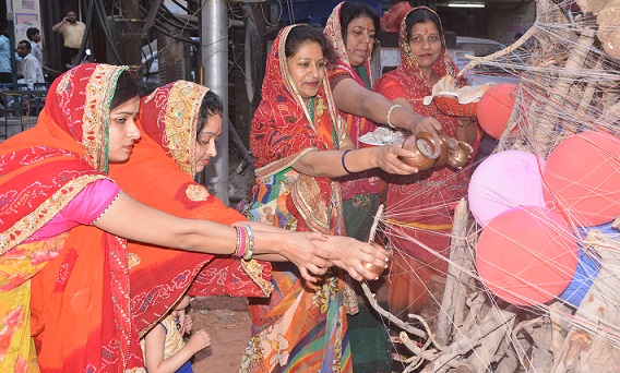 Holi : सब रंग सजे तब का कहने, अस कंपू की होरी है, यहां हर समाज की होली ...