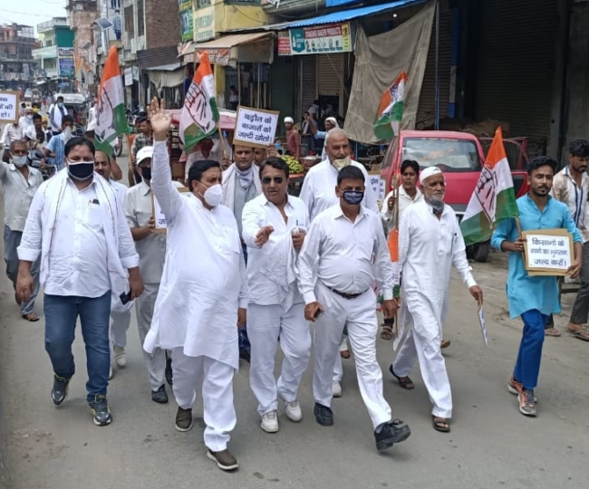 Protest: पेट्रोल और डीजल के दामों में वृद्धि के विरोध कांग्रेस ...