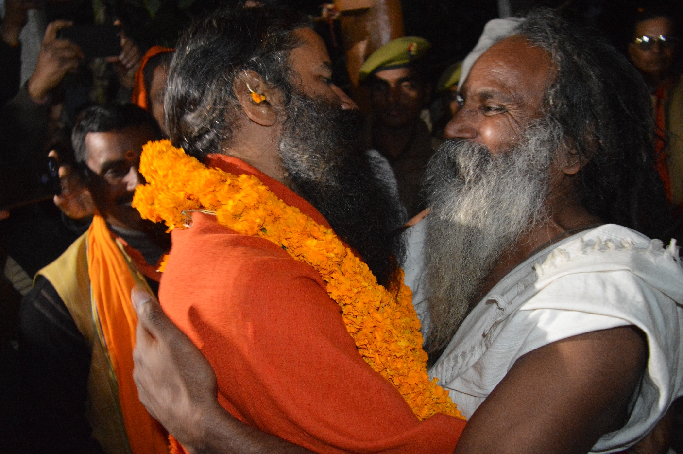 बाबा रामदेव ने माथा टेका, चार दशक बाद फिर चर्चा में देवरहा बाबा आश्रम ...