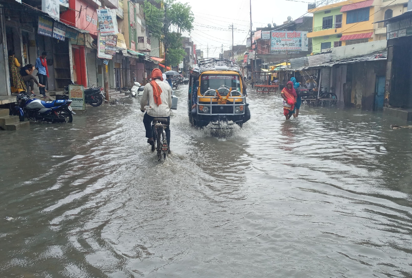 Varanasi Weather Update : झमाझम बारिश ने उमस से दी राहत, आकाशीय बि‍जली ...