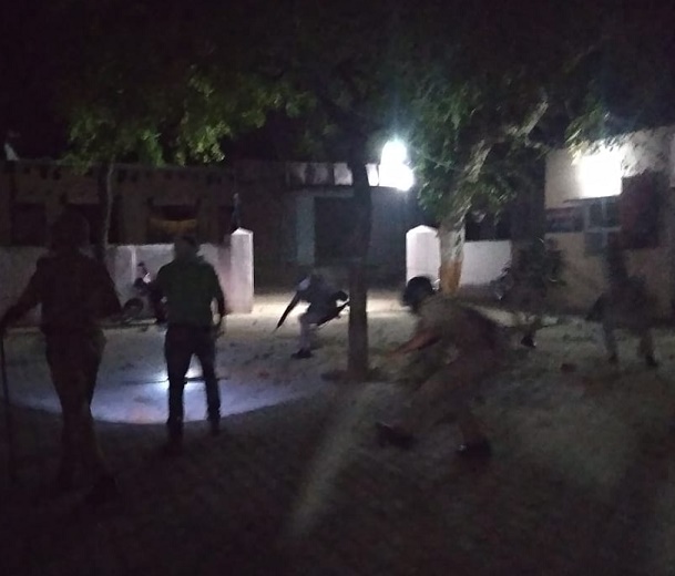 महोबा में थाने पर भीड़ का पथराव, हालात बिगड़ने पर पुलिस ने लाइट बंद कर ...