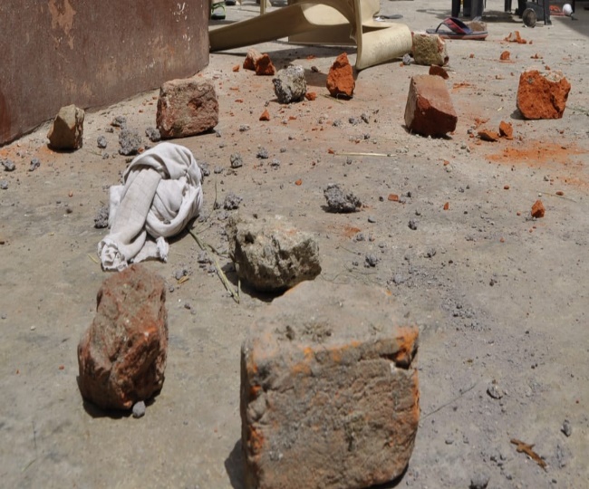 Hapur: चोरी के मामले में दबिश देने गई पुलिस पर पथराव, मौका देख आरोपी ...