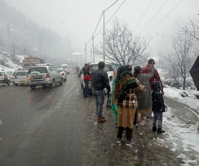 Snowfall in Manali: मनाली के पर्यटन स्‍थलों में भारी बर्फबारी, प्रशासन ...