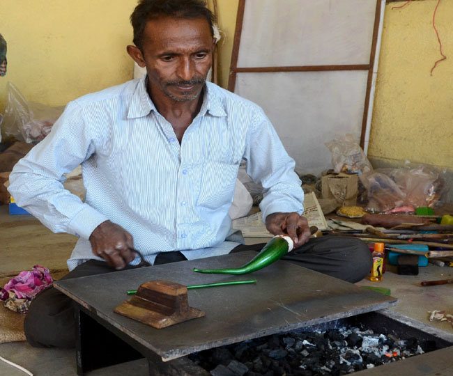 लाल आतंक के गढ़ में लाह की खेती, यहां चूड़ी-पेंट व गोंद बनाकर करोड़ों ...