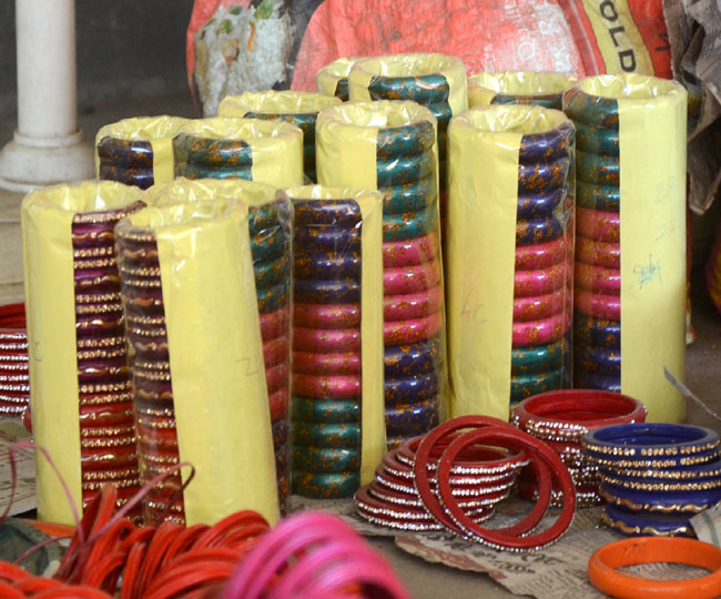 लाल आतंक के गढ़ में लाह की खेती, यहां चूड़ी-पेंट व गोंद बनाकर करोड़ों ...