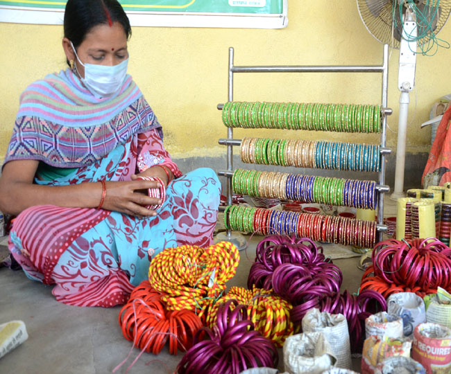लाल आतंक के गढ़ में लाह की खेती, यहां चूड़ी-पेंट व गोंद बनाकर करोड़ों ...