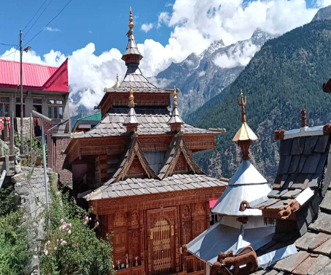 लकड़ी पर नक्काशी से पुरातन संस्कृति को सहेज रहे हिमाचल के मंदिर ...