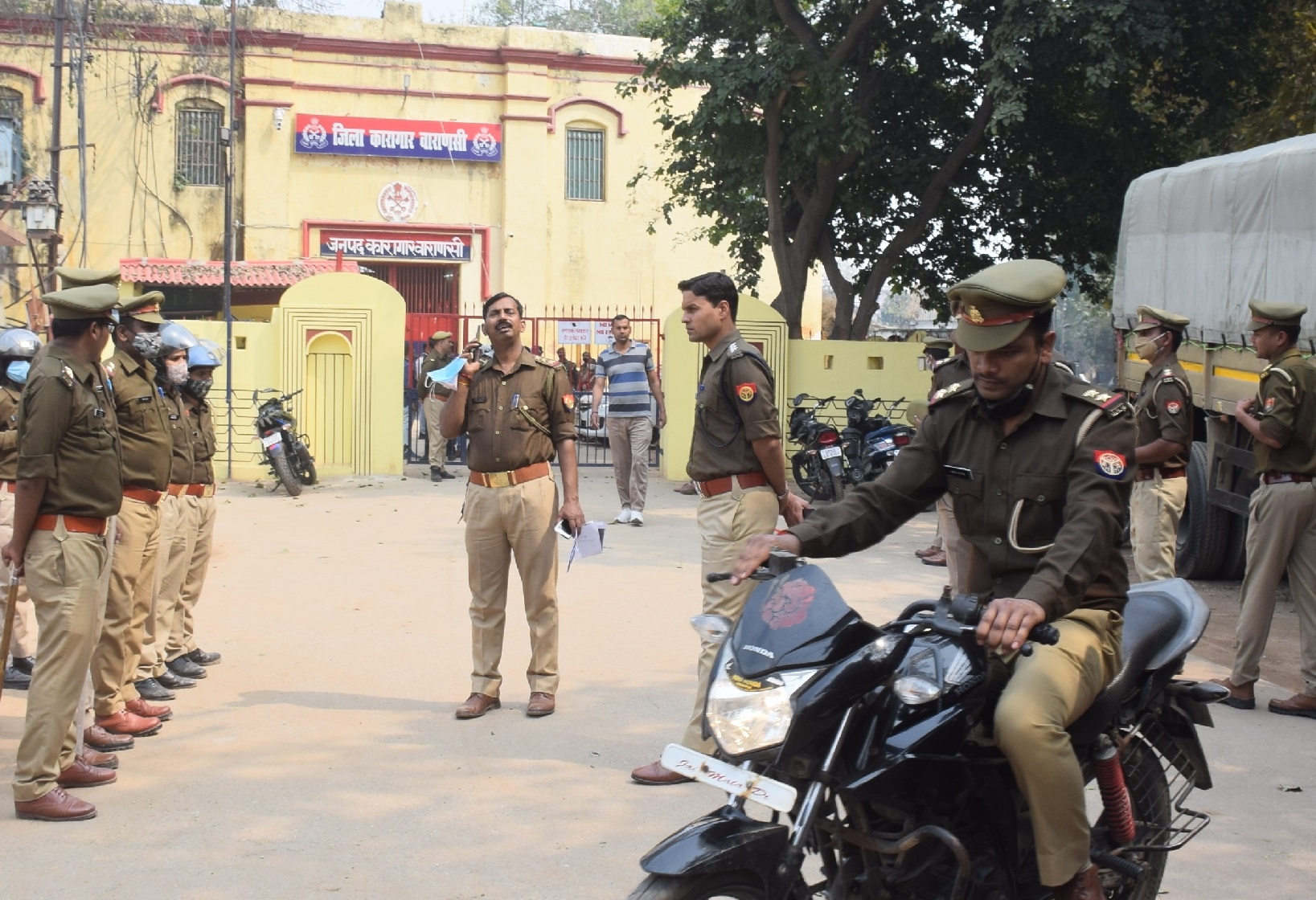 Violence in Varanasi District Jail: इन 10 तस्‍वीरों में जानिए वाराणसी ...
