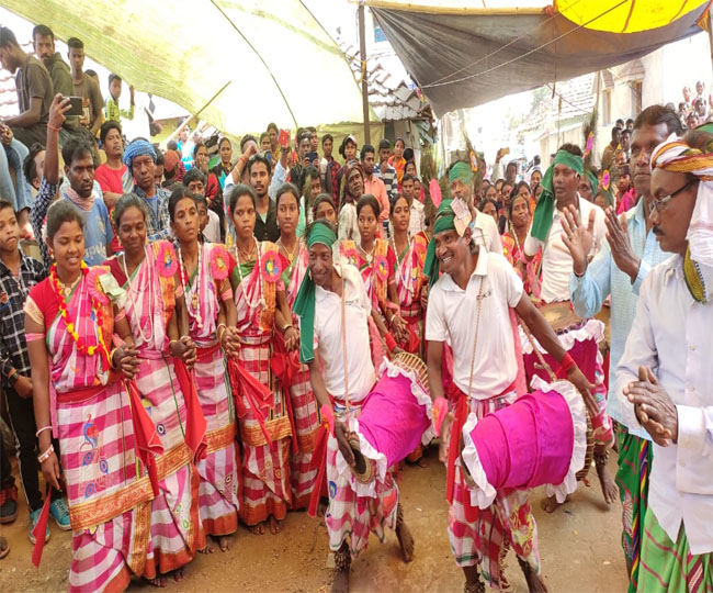 Holi 2021: भर फाल्गुन बाहा में बिखरता प्रकृति का रंग, इनकी होली में ...