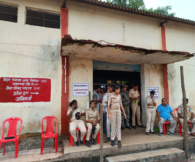 IN PICS Bihar Mukhiya Chunav Result: कहीं मतगणना केंद्र पर जल-जमाव तो ...