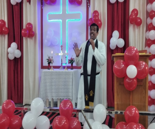 Christmas 2021: धूमधाम से मनाया जा रहा प्रभु यीशू का जन्म दिवस ...