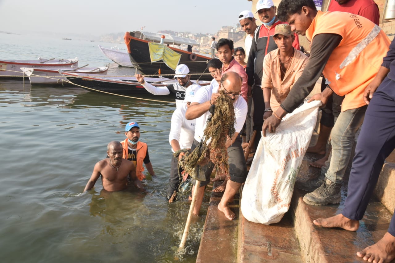 Ganga Cleaning Campaign : वाराणसी में गंगा के लिए 84 घाटों पर चला सफाई ...