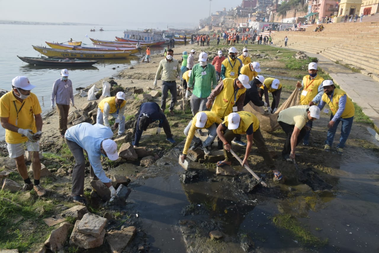 Ganga Cleaning Campaign : वाराणसी में गंगा के लिए 84 घाटों पर चला सफाई ...
