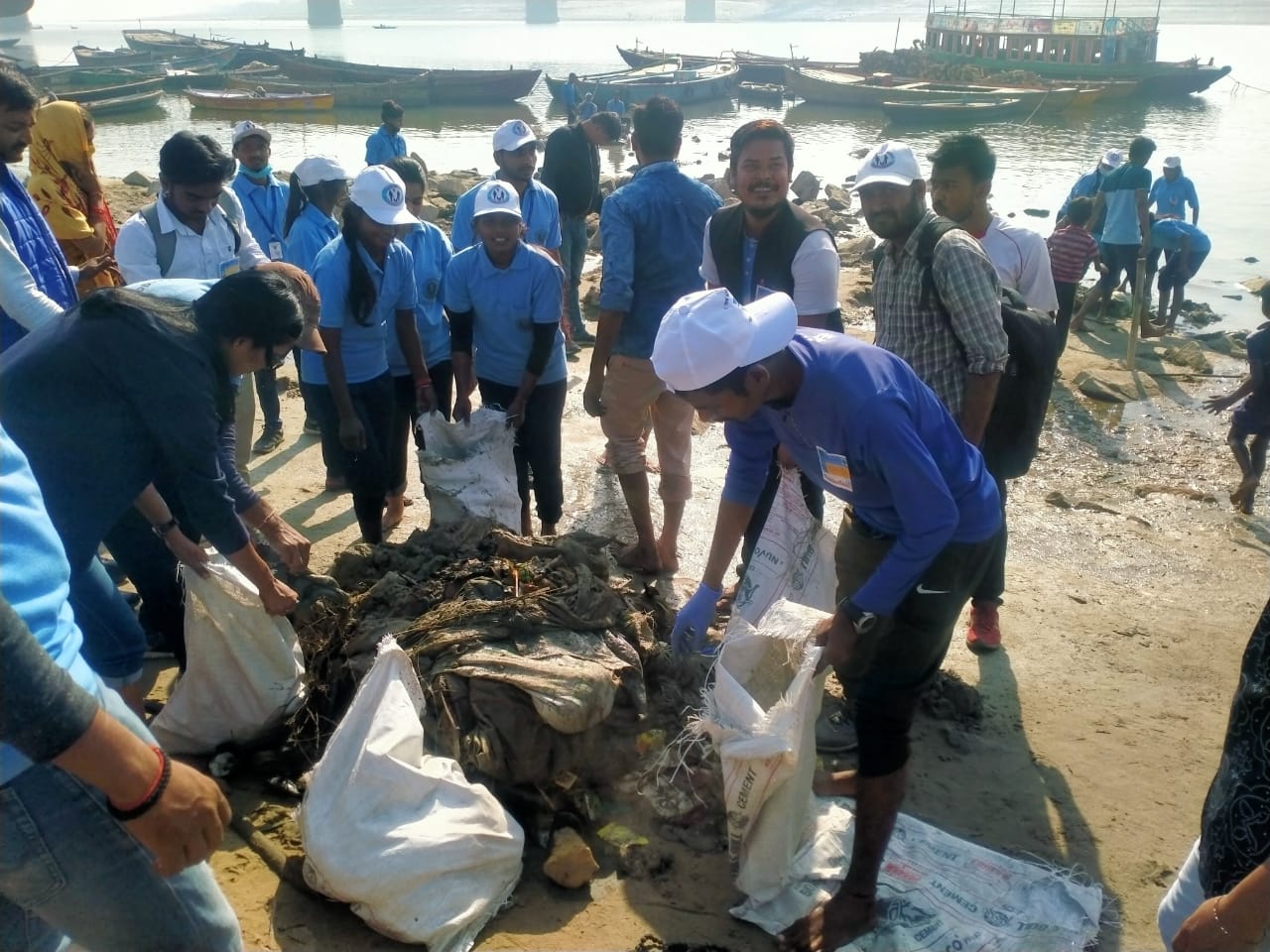 Ganga Cleaning Campaign : वाराणसी में गंगा के लिए 84 घाटों पर चला सफाई ...