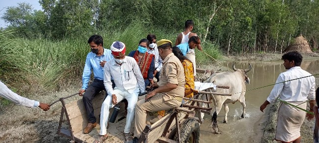 लोग देखकर रह गए दंग जब बदायूं की DM दीपा रंजन बैलगाड़ी से पहुंच गईं ...