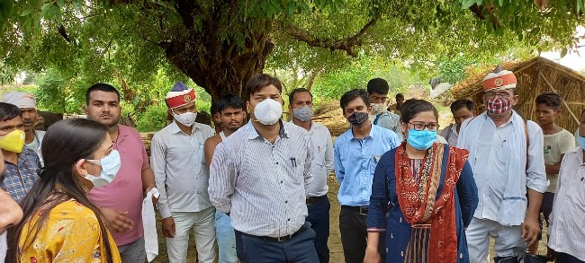 लोग देखकर रह गए दंग जब बदायूं की DM दीपा रंजन बैलगाड़ी से पहुंच गईं ...