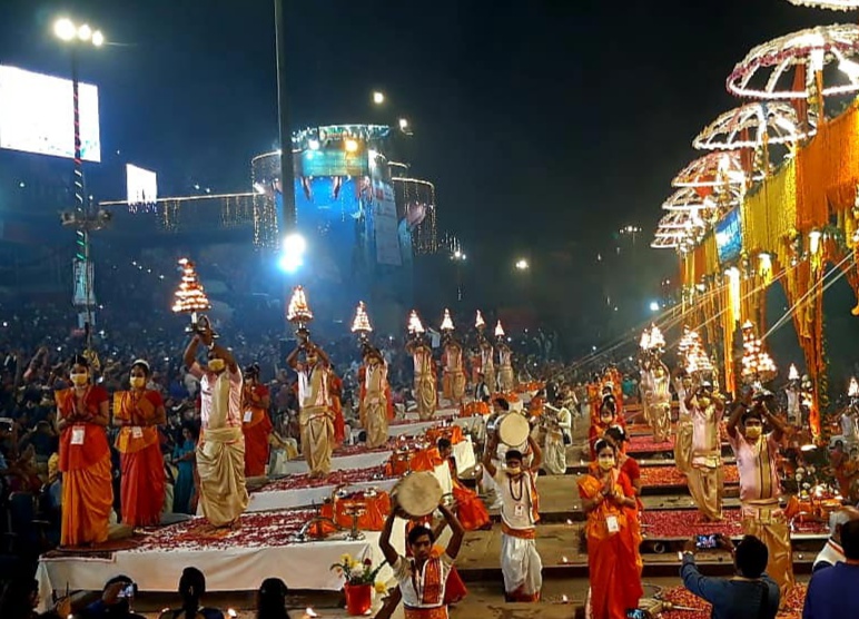 Varanasi Dev Deepawali : वाराणसी में देव दीपावली पर मां गंगा ने पहना ...