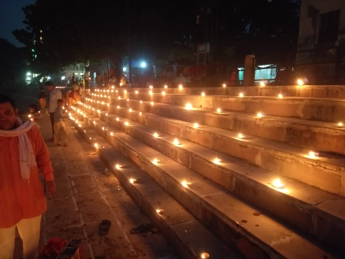 Varanasi Dev Deepawali : वाराणसी में देव दीपावली पर मां गंगा ने पहना ...