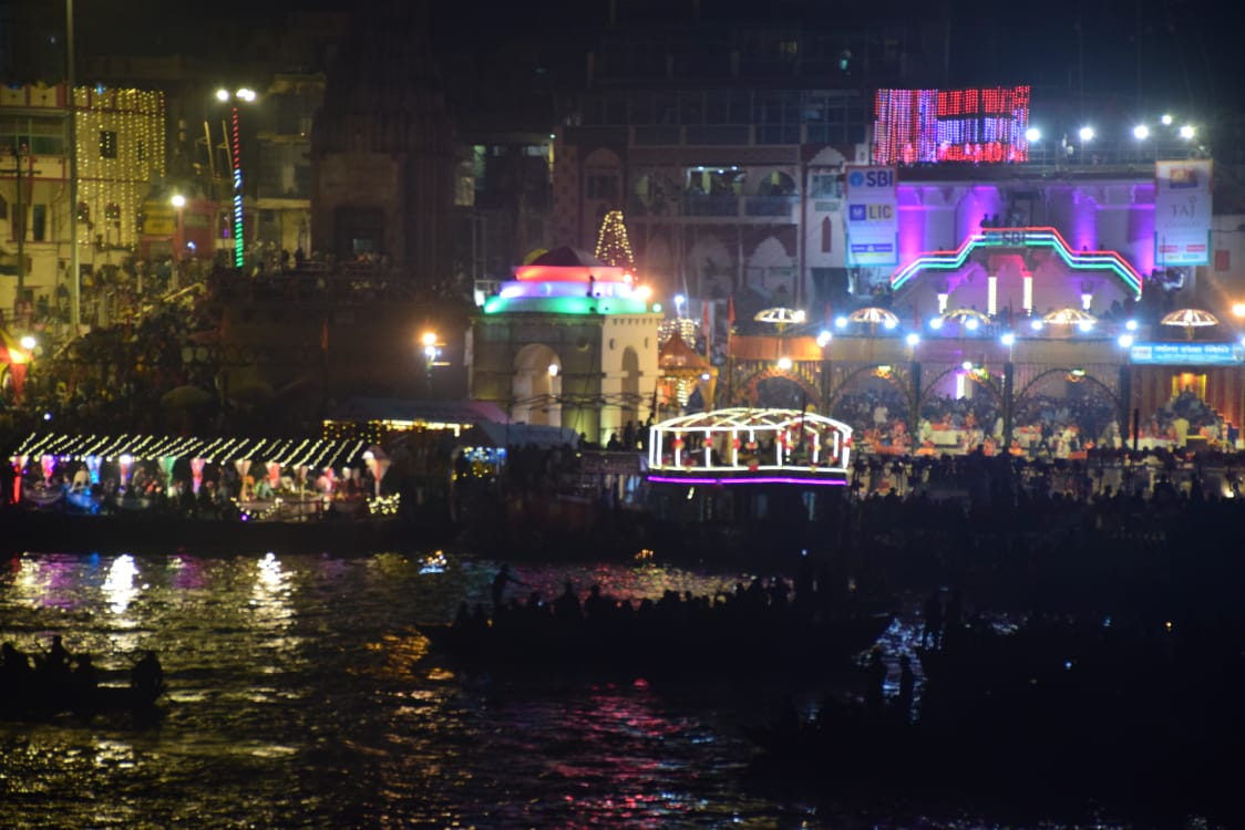 Varanasi Dev Deepawali : वाराणसी में देव दीपावली पर मां गंगा ने पहना ...
