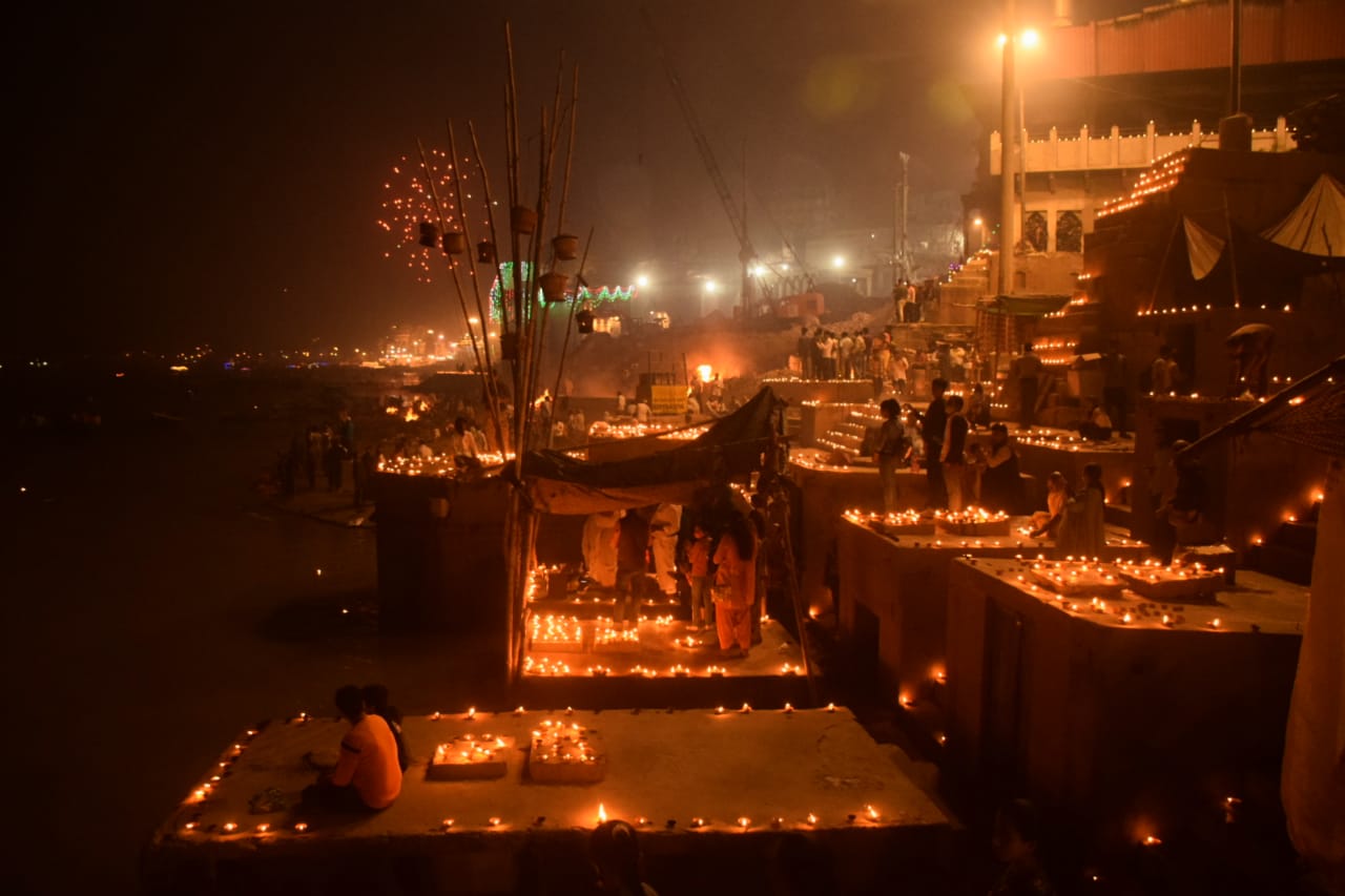 Varanasi Dev Deepawali : वाराणसी में देव दीपावली पर मां गंगा ने पहना ...