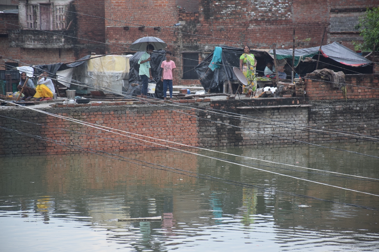 Floods in Varanasi : नदी किनारे नौ फीट तक डूबे घर, छतों पर सीढिय़ां ...