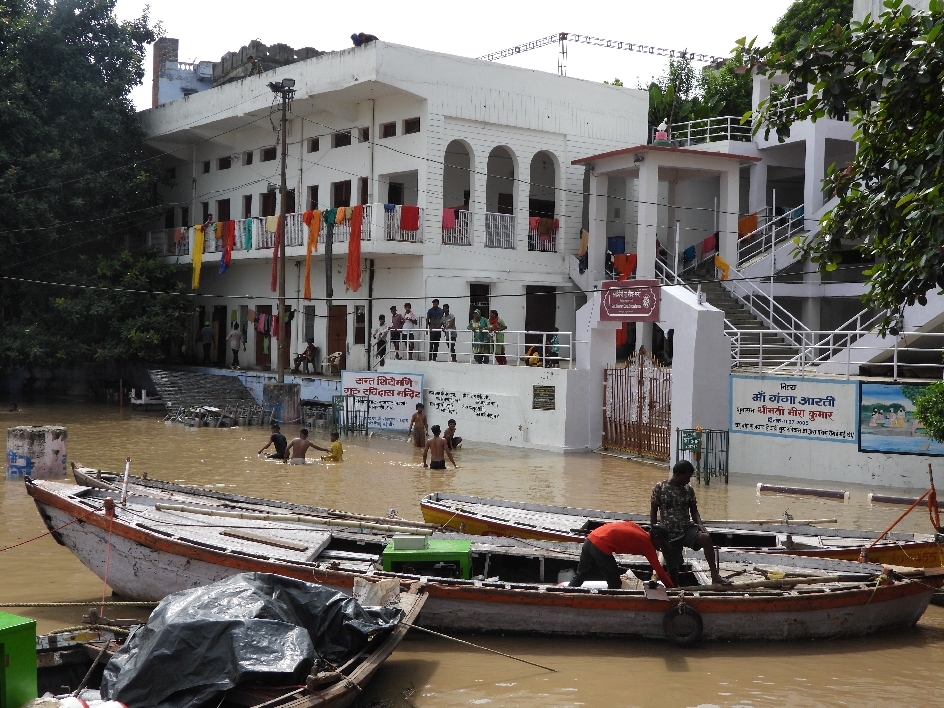 Floods in Varanasi : गंगा की रफ्तार में उतार-चढ़ाव जारी, नदियों के बाद ...