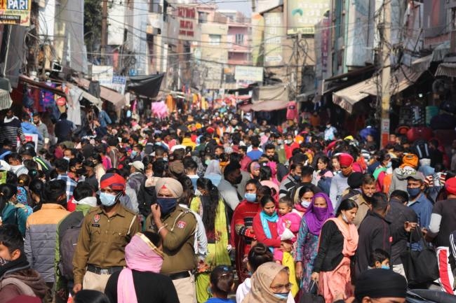 जालंधर का रैनक बाजार कहलाता है कपड़ों का भंडार, NRI भी यहीं से खरीदकर ...