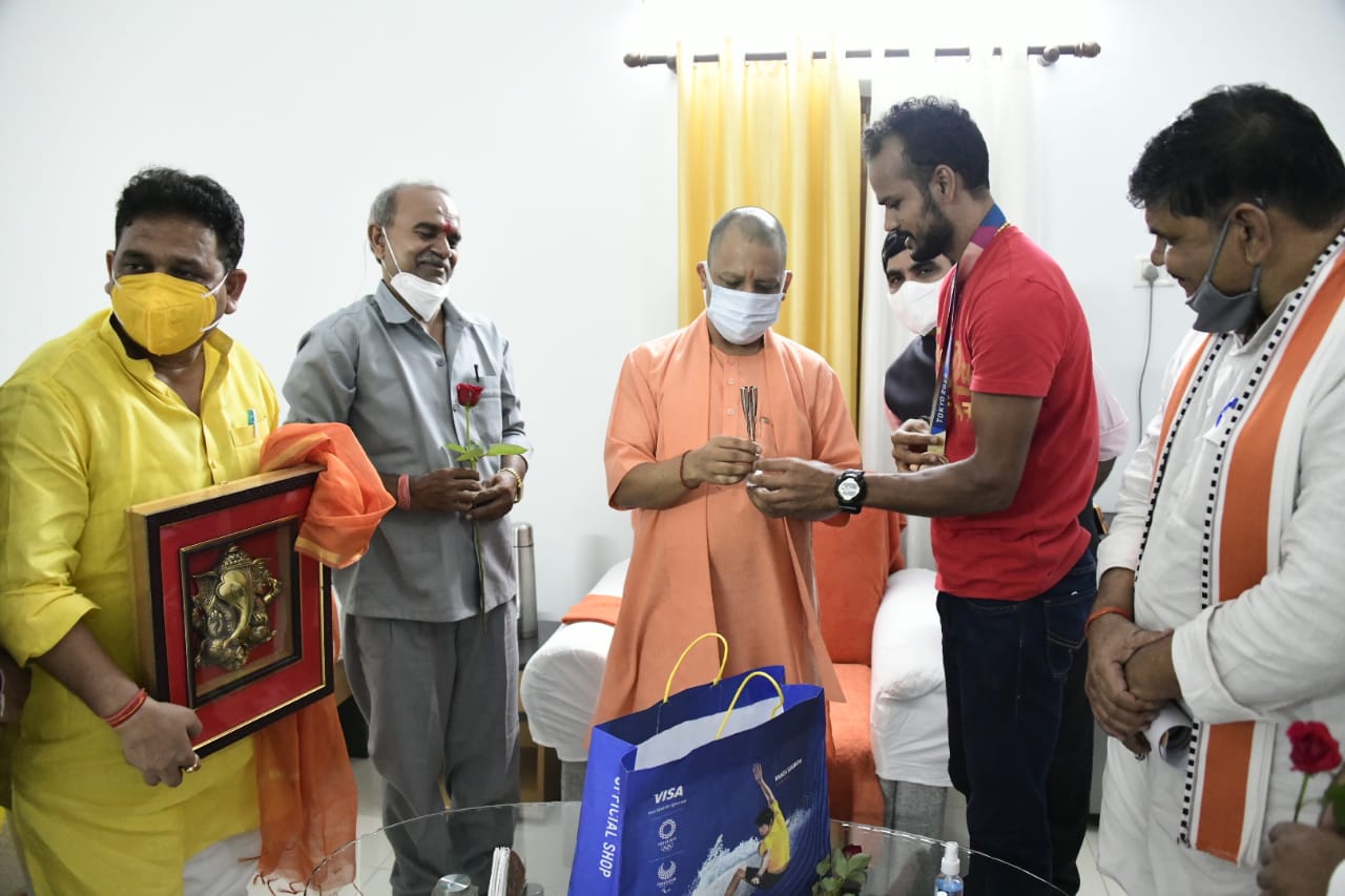 Tokyo Olympics : मुख्‍यमंत्री योगी आदित्‍यनाथ ने ललित उपाध्याय को दिया ...