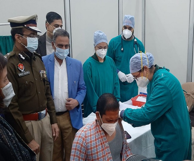 लुधियाना में फ्रंटलाइन वारियर्स की वैक्सीनेशन शुरू, डीसी नहीं पहुंचे ...