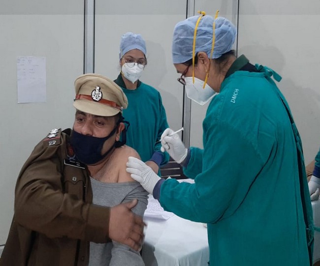 लुधियाना में फ्रंटलाइन वारियर्स की वैक्सीनेशन शुरू, डीसी नहीं पहुंचे ...
