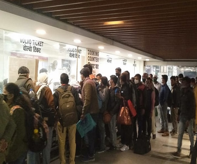 Chhath Puja: बस स्टेशनों पर भारी भीड़, दिल्ली जाने वाले यात्रियों का ...