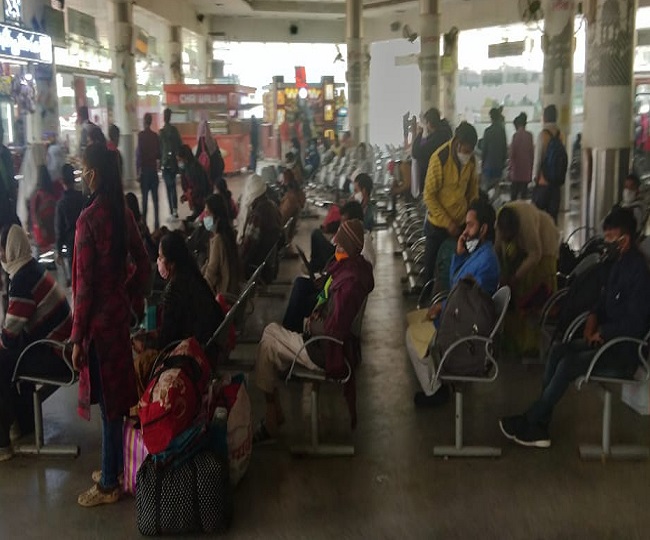 Chhath Puja: बस स्टेशनों पर भारी भीड़, दिल्ली जाने वाले यात्रियों का ...