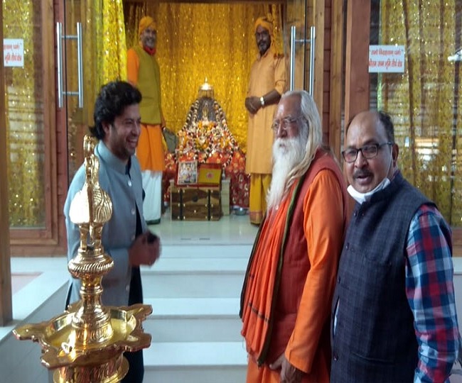 अयोध्या में रामलला पहनेंगे डिजाइनर ड्रेस, मनीष त्रिपाठी ने समर्पित की ...