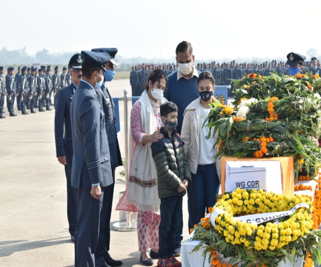 आगरा में नम आंखाें से अंतिम सलामी, पृथ्वी हुए पंचतत्व में विलीन ...