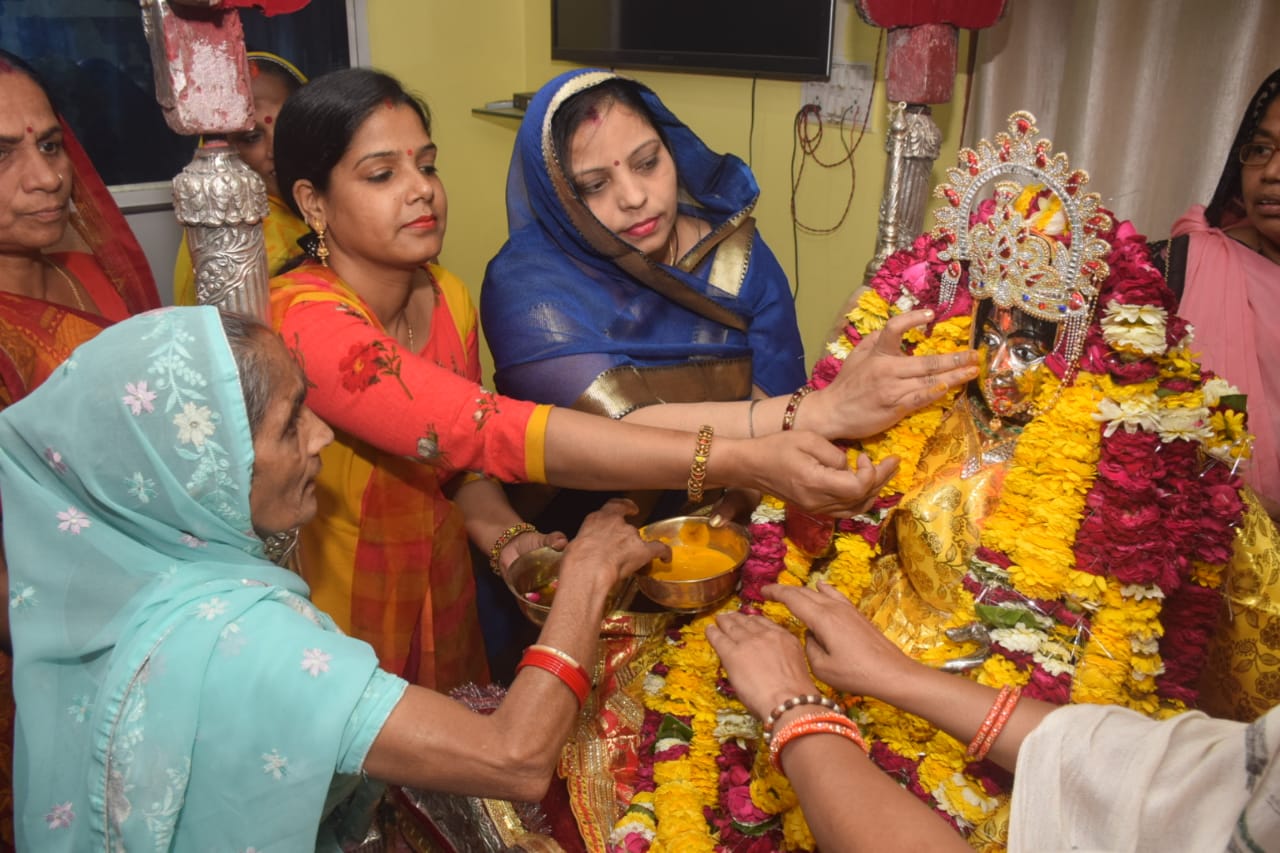 वाराणसी में मंगल गीतों के बीच माता गौरा को लगाई हल्दी, रंगभरी एकादशी पर ...