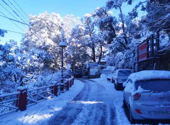 मसूरी और चकराता ने ओढ़ी बर्फ की चादर, तस्‍वीरों में देखें यहां के ...