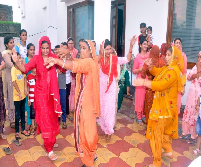 Tokyo Olympics : नीरज चोपड़ा के माता पिता के पांव छू रो पड़े हरियाणा के ...