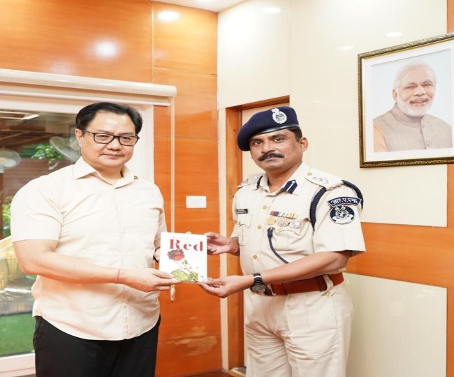 कलम की ताकत से नक्सलवाद के अनछुए पहलुओं को सामने ला रहे कमांडेंट राकेश ...