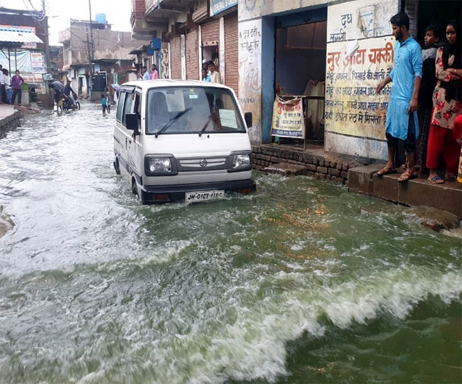 Rain in Ranchi: भारी बारिश से रांची जलमग्‍न, पानी में कारें समाई ...