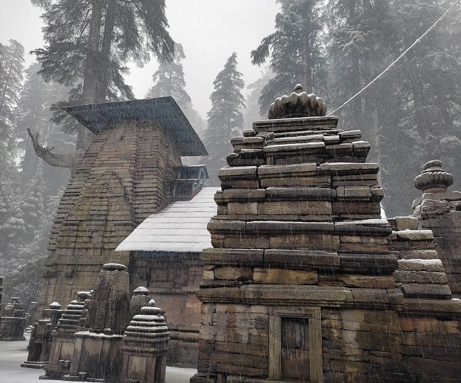 अल्मोड़ा में आठ साल बाद इतनी भारी बर्फबारी, चोटी से मैदान तक बर्फ की ...