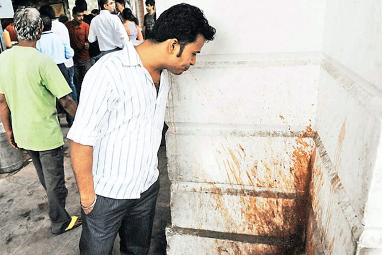 Indian Railways : गुटखे के दाग साफ करने में इतने करोड़ खर्च करती है ...